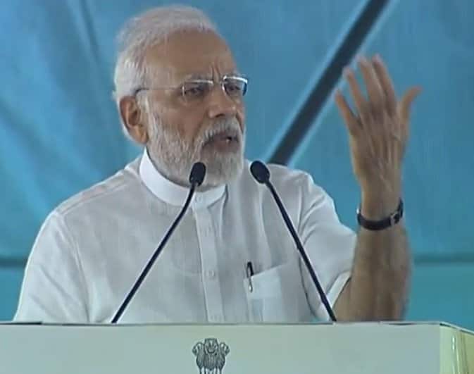 Modi derides Congress, calls it `bail gaadi`