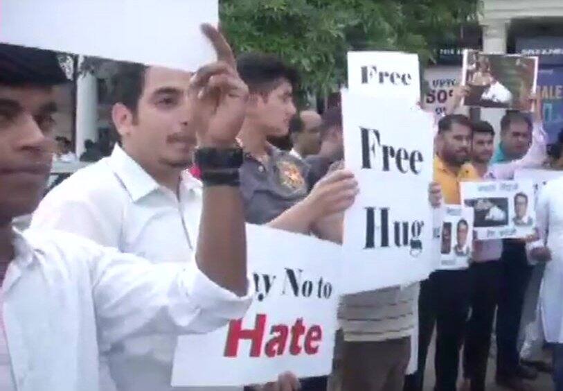 PICTURES: Congress workers organise 'free hug' campaign in Connaught place