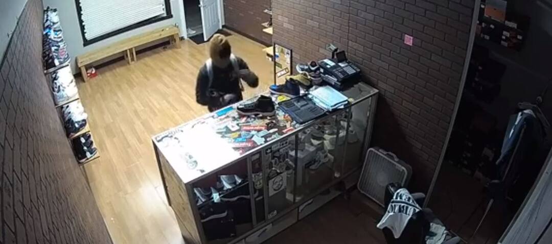 Weird Video: Burglar breaks into store to steal only right-foot shoes!