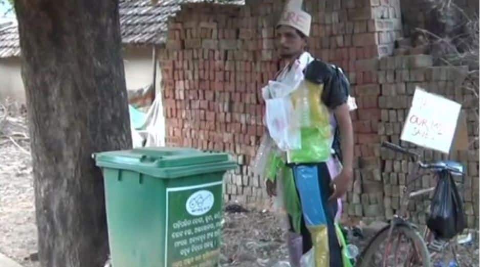 Meet Odisha Man Who Dresses As ‘Walking-Talking Dustbin’, Here Is Why!