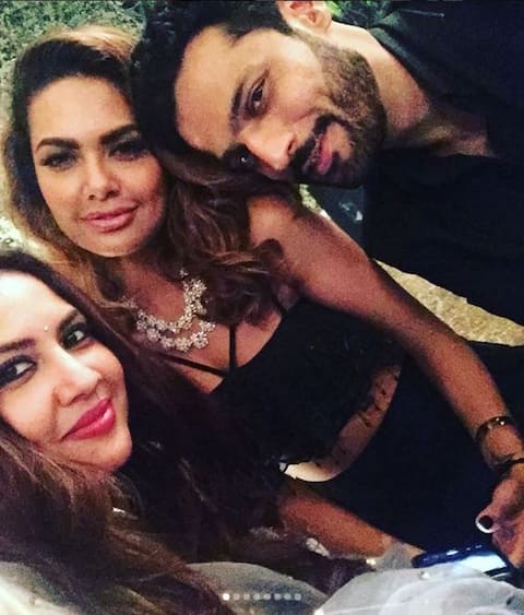 Esha Gupta makes a spotting with her sister-designer Neha Gupta at Pali ...