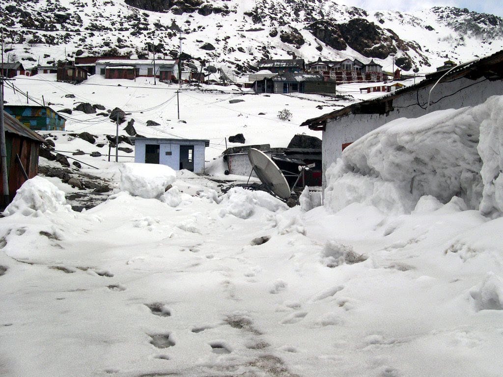 Indian Army rescues nearly 2,500 Tourists stuck near Sikkim\'s Nathula ...