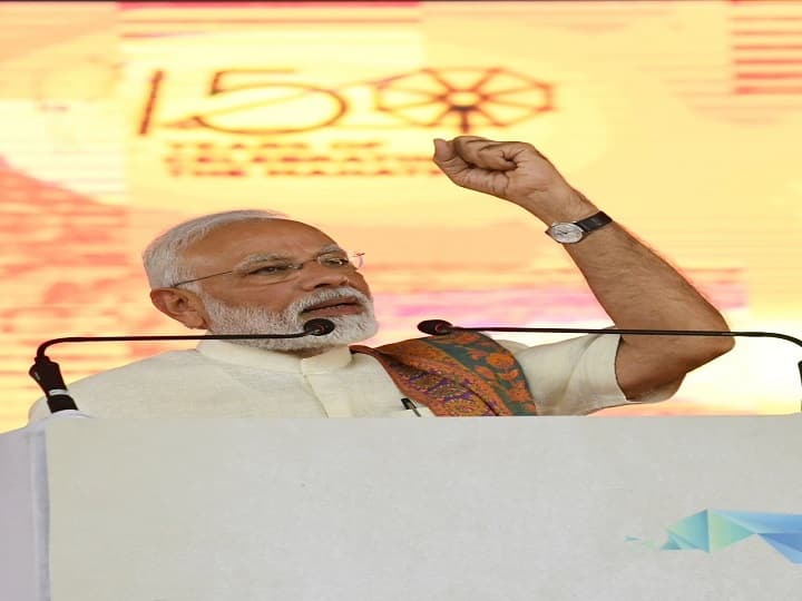 WATCH: In Surat, Narendra Modi stops speech as cameraman faints, asks ...