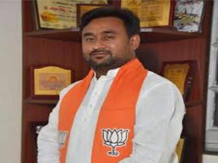 LS polls BJP candidate Bhola Singh barges into polling booth wearing ...
