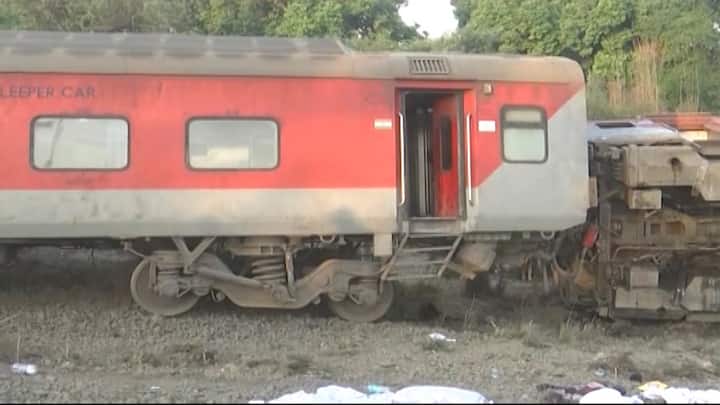PICTURES- Coaches of Howrah to New Delhi Poorva Express Derails ...