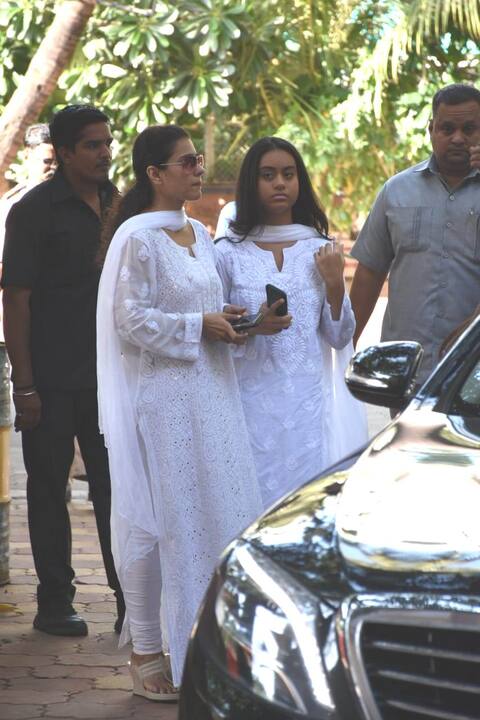 Veeru Devgan Prayer Meeting: Ajay Devgn Arrives With Wife Kajol, Mom ...