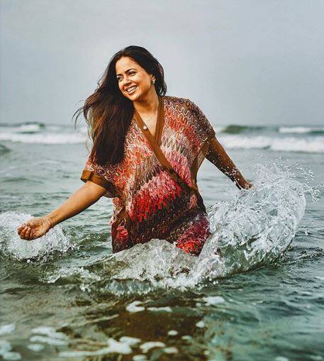 Pregnant Sameera Reddy Underwater Pregnancy Photoshoot, Race Actress ...