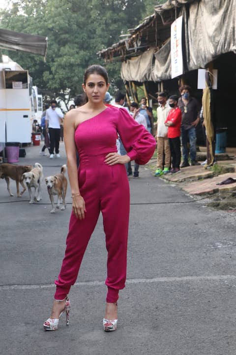 PHOTOS: Sara Ali Khan Oozes Glamour In Pink Dress & High Heels While ...