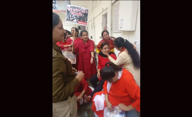 Women reservation: aggressive protest outside parliament by Women Congress