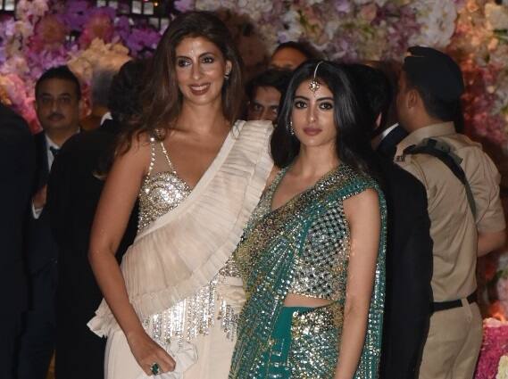 Shweta Bachchan at Aakash Ambani Shloka Mehta engagement with daughter ...