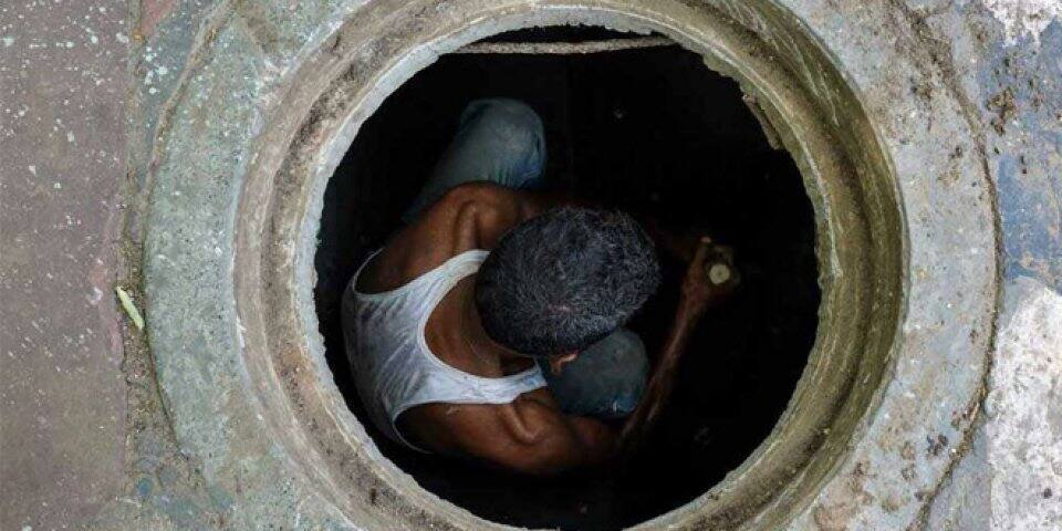 labourer dies in Delhi while cleaning sewer