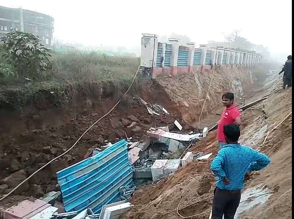 Gorakhpur AIIMS Wall collapsed accidently