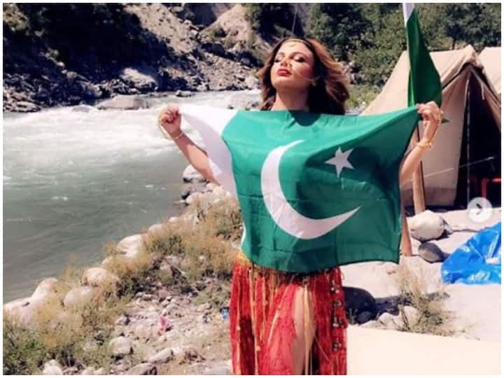 Rakhi Sawant shares photo with pakistami flag from the set of upcoming ...