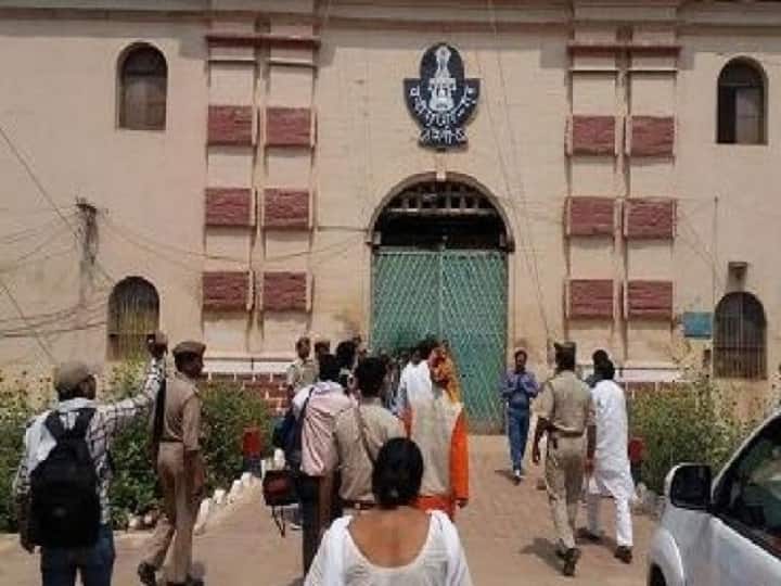 Prayagraj- Many banned goods recovered in the surprise inspection of ...