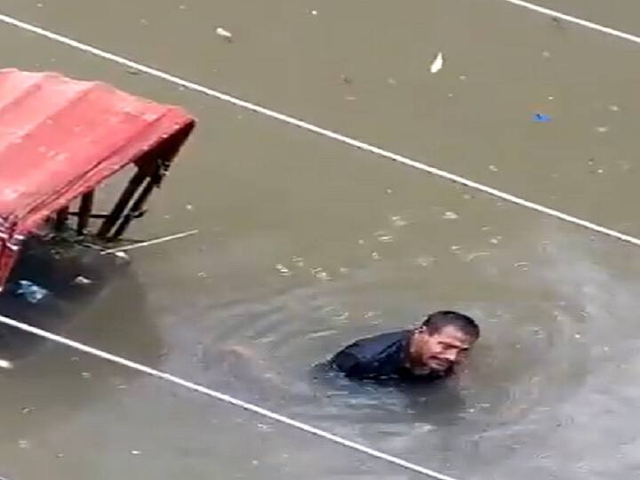 patna rains viral video of Rickshaw puller water logged after heavy ...