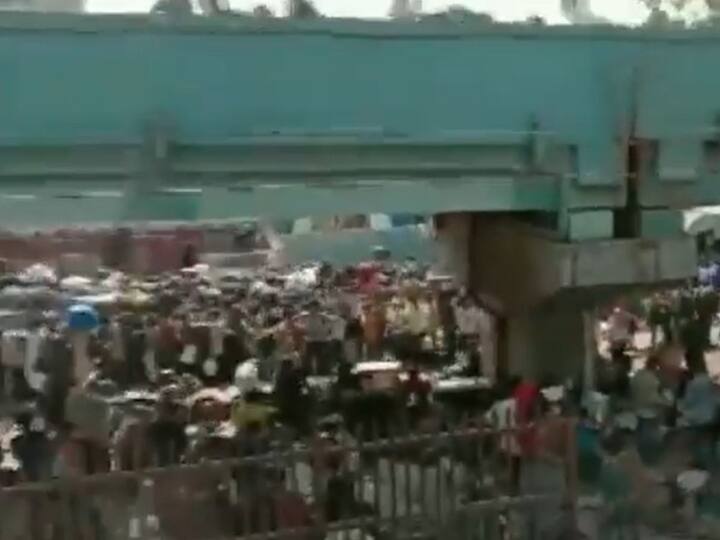 Maharashtra Huge crowd of migrant workers gathered outside Bandra ...