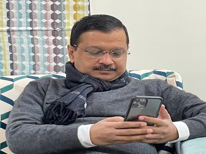 AAP Leaders dilip pandey having fun after arvind kejriwal muffler is ...