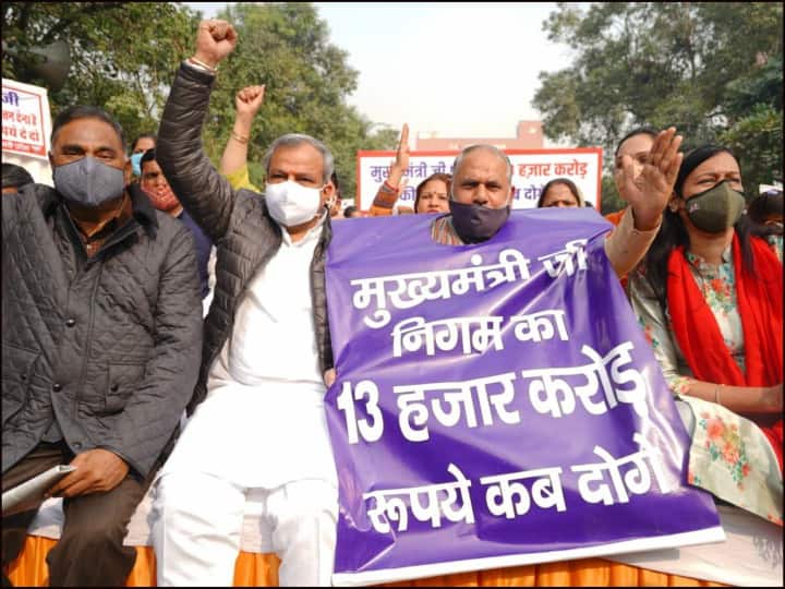 MCD mayors satyagraha against Delhi government, Adesh Gupta and MP ...