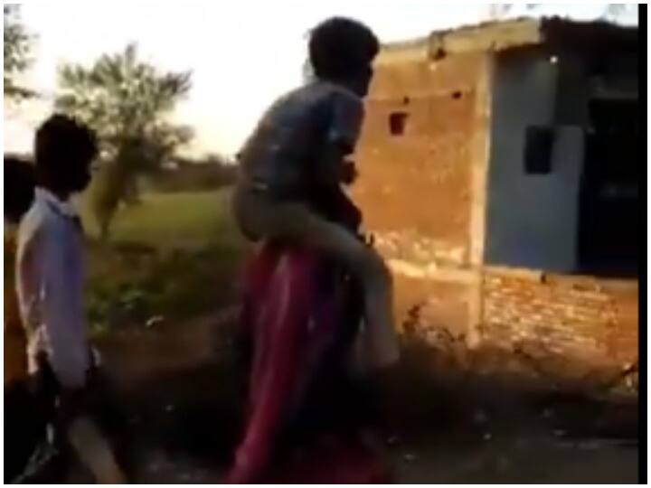 Guna: Scheduled tribe woman forced to take male on her shoulder | गुना ...