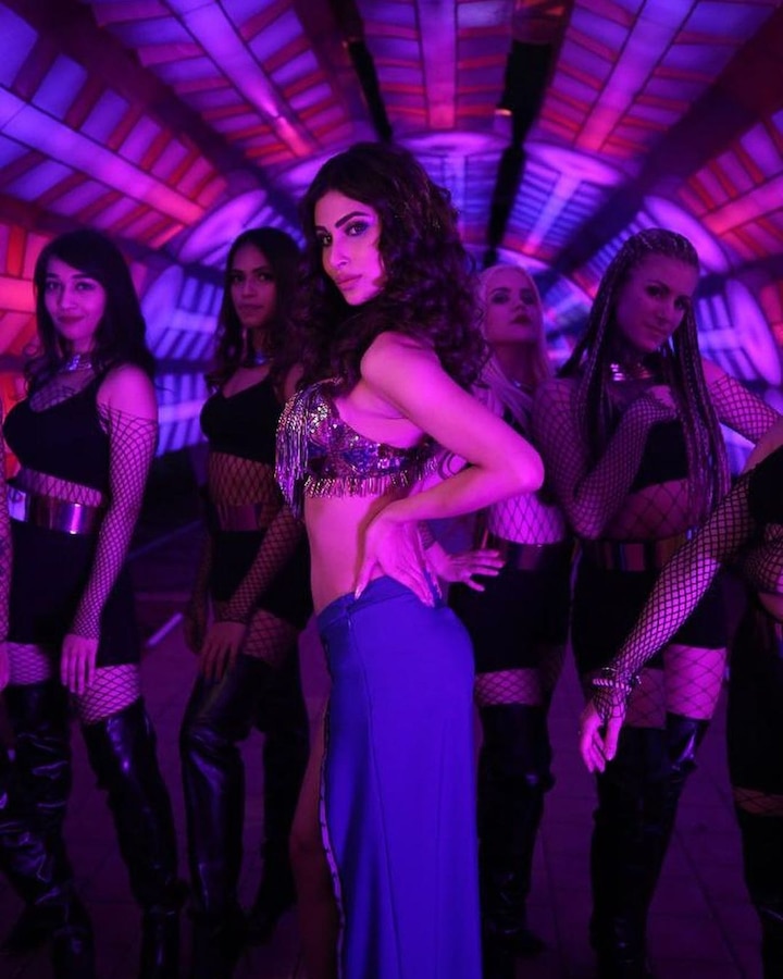 Mouni Roy Shoots For Patli Kamariya An The Bts Photos Goes Viral Over