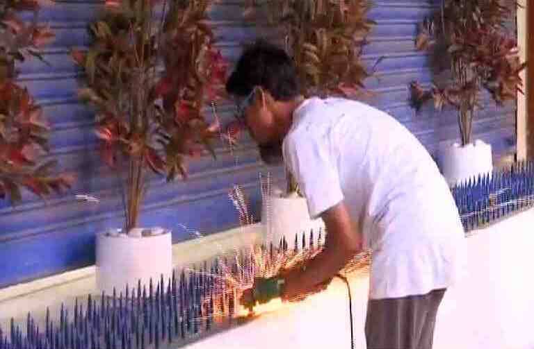 HDFC Bank removes iron mat latest updates | HDFC बँकेच्या शाखेबाहेरील ...