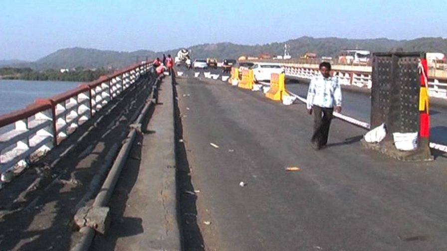 वर्सोवा पूल आजपासून वाहतुकीसाठी खुला | Versova bridge opened for traffic