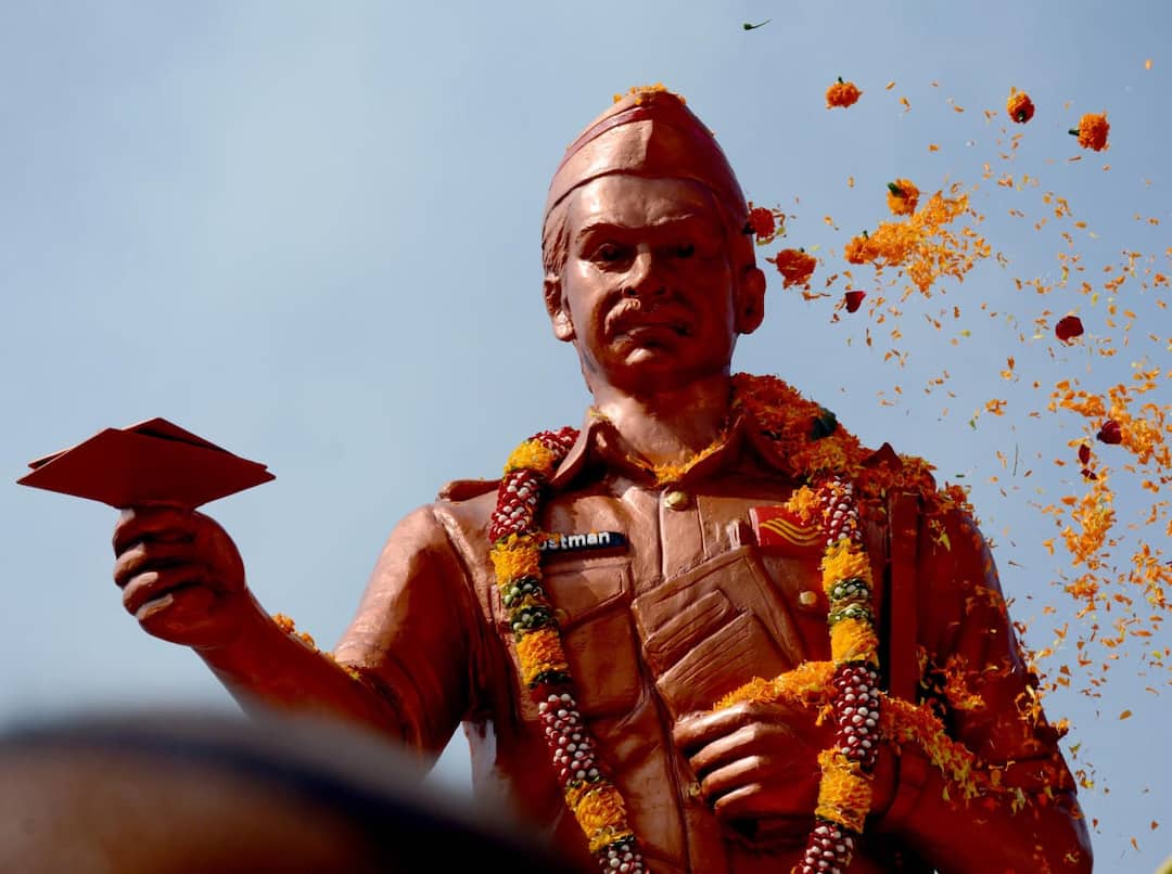 first time india built statue of Postman | देशात पहिल्यांदाच उभारला ...