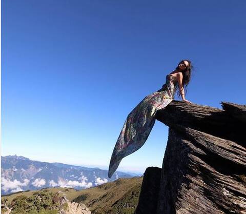 Bikini Hiker गिगी वूचा दरीत कोसळून मृत्यू | Taiwan’s ‘Bikini Climber ...