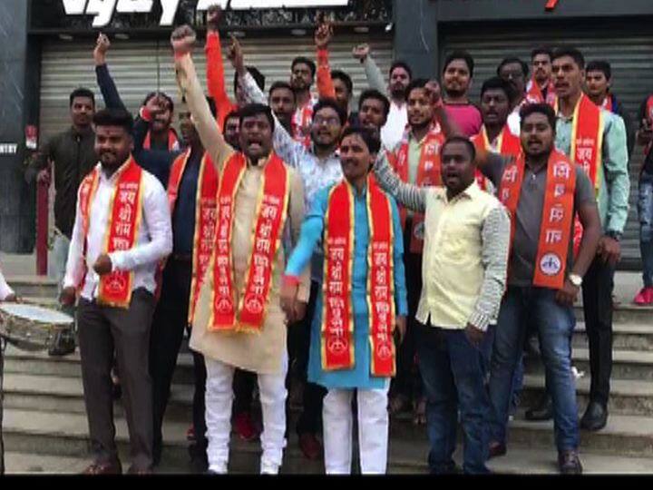 \'ठाकरे\'चं पोस्टर न लावल्याने शिवसैनिकांचा थिएटरबाहेर गोंधळ | Shivsena ...