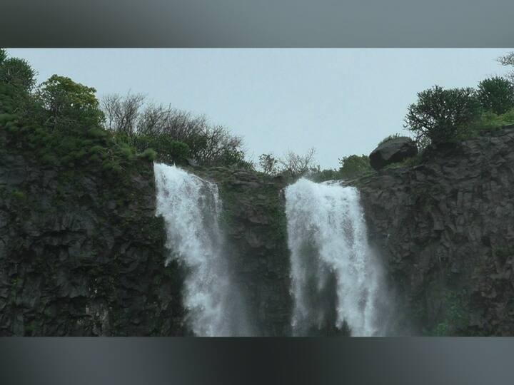 Mangeli Waterfall Dodamarg which fizzles out 150 feet | 150 फुटांवरुन ...