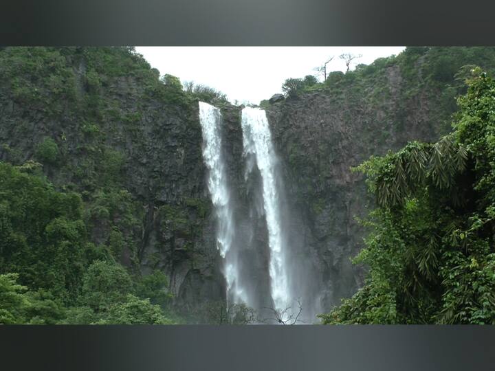 Mangeli Waterfall Dodamarg which fizzles out 150 feet | 150 फुटांवरुन ...