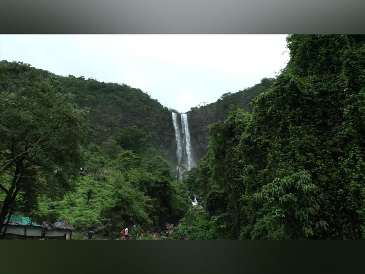 Mangeli Waterfall Dodamarg which fizzles out 150 feet | 150 फुटांवरुन ...
