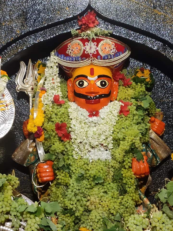Khanderaya decoration by grapes in jejuri | सोन्याची जेजुरी द्राक्षानं ...