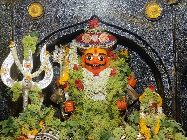 Khanderaya decoration by grapes in jejuri | सोन्याची जेजुरी द्राक्षानं ...