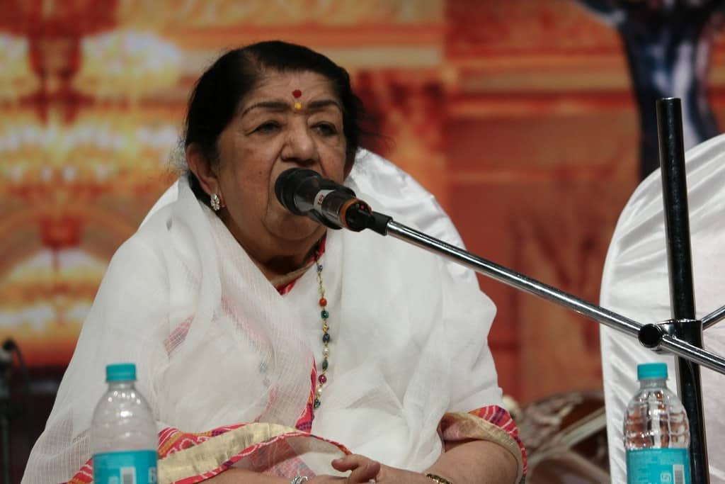 Lata Mangeshkar fans Pray For His Favorite Singer Know About Lata ...