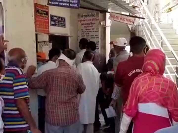 Crowd at Rajkot PGVCL office for pay bill after company declare last ...